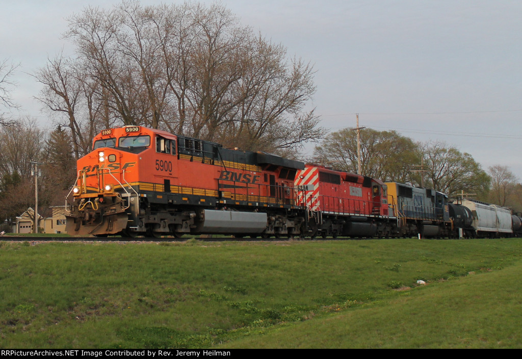 BNSF 5900 & others (2)